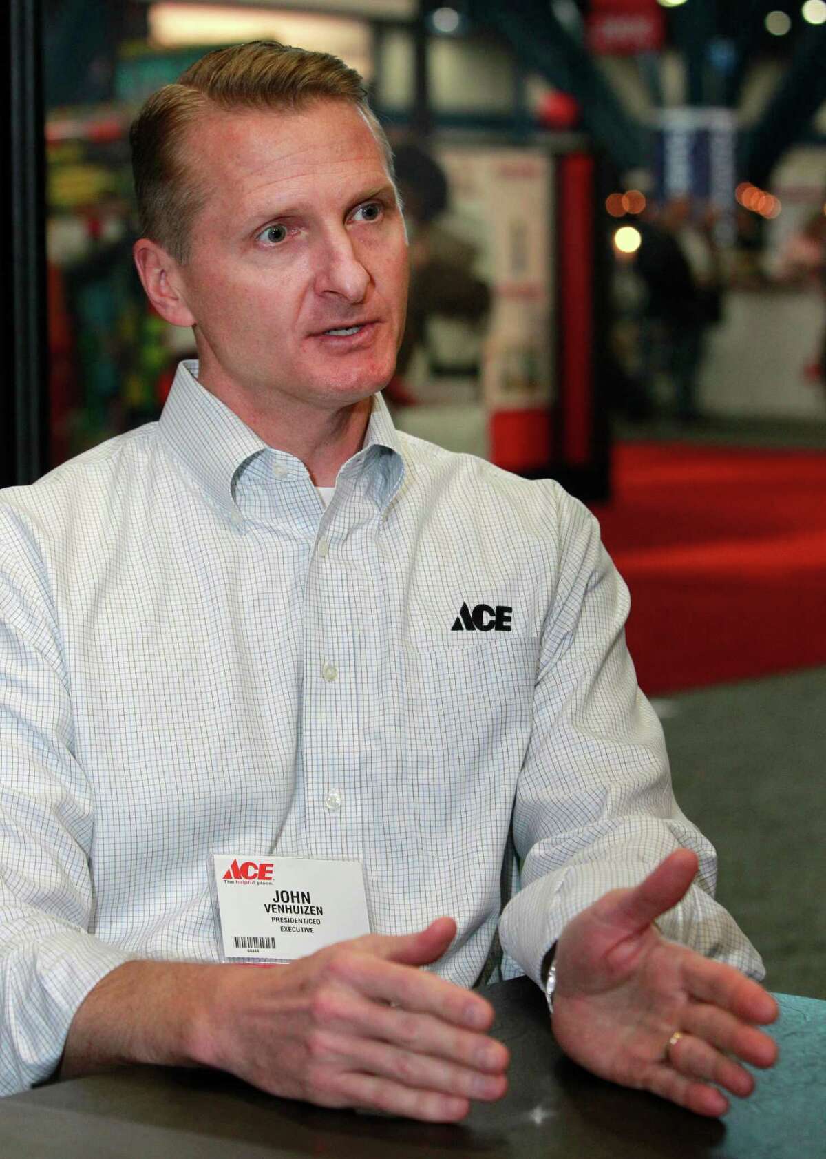 Trade show finds small hardware players tooling along