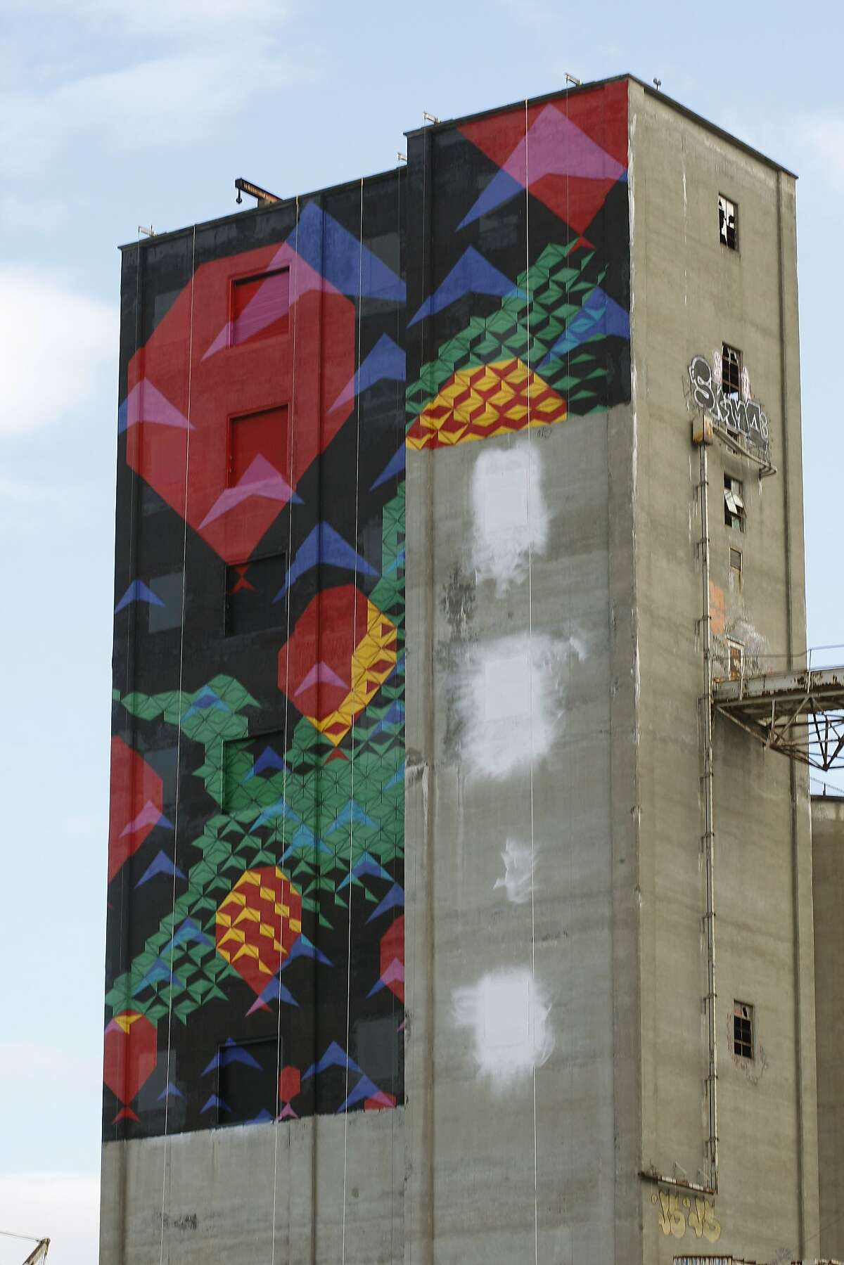 Big, bold mural adds zip to Bayview waterfront