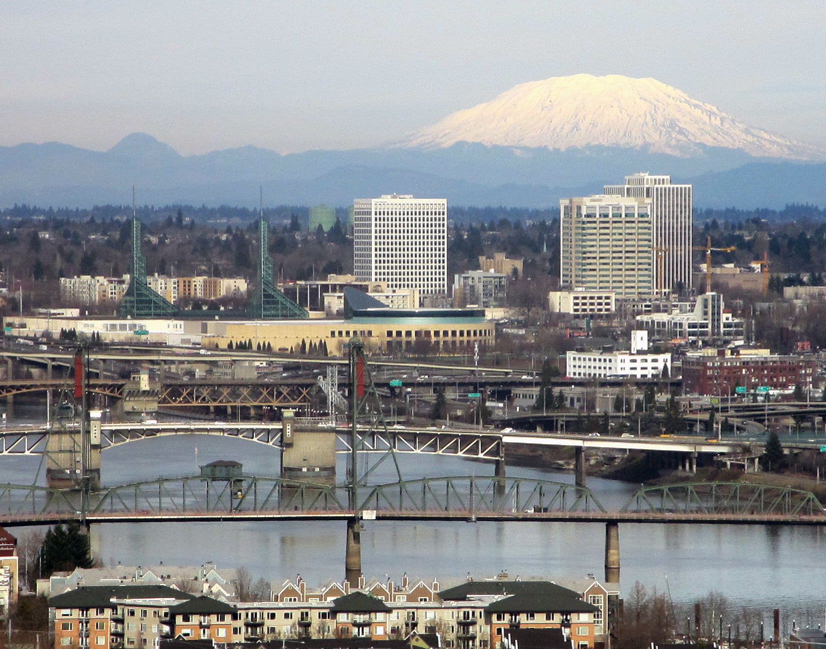 Oregon delights lovers of both snow and city life