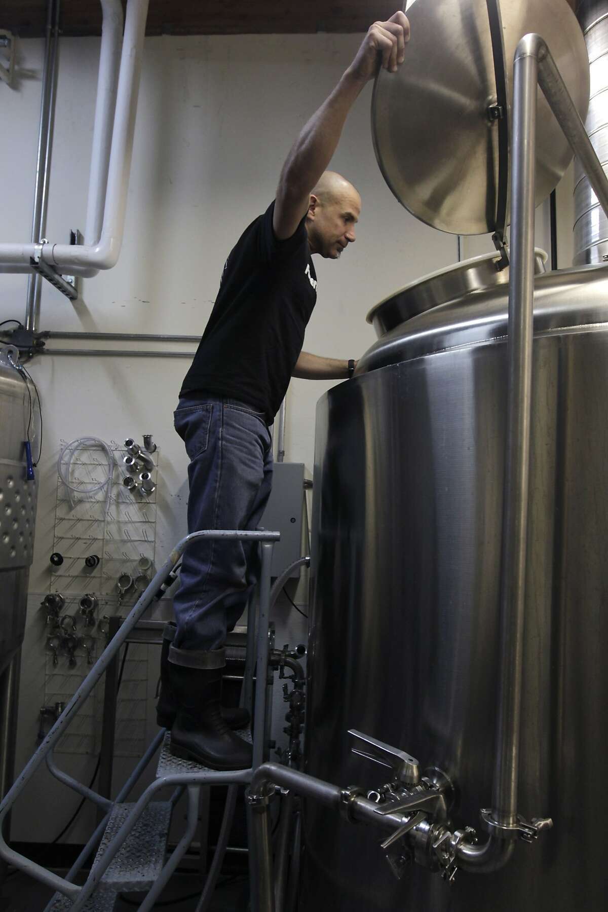 Yeast lab hunts for Bay Area brewing flavor