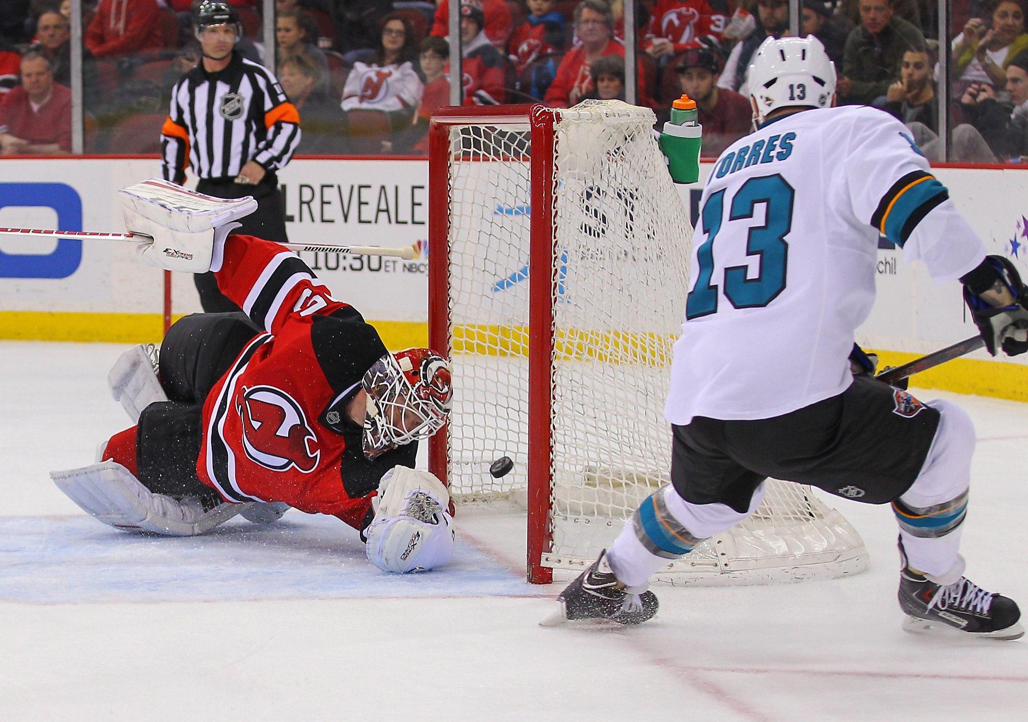Sharks stay hot, beat Devils 4-2