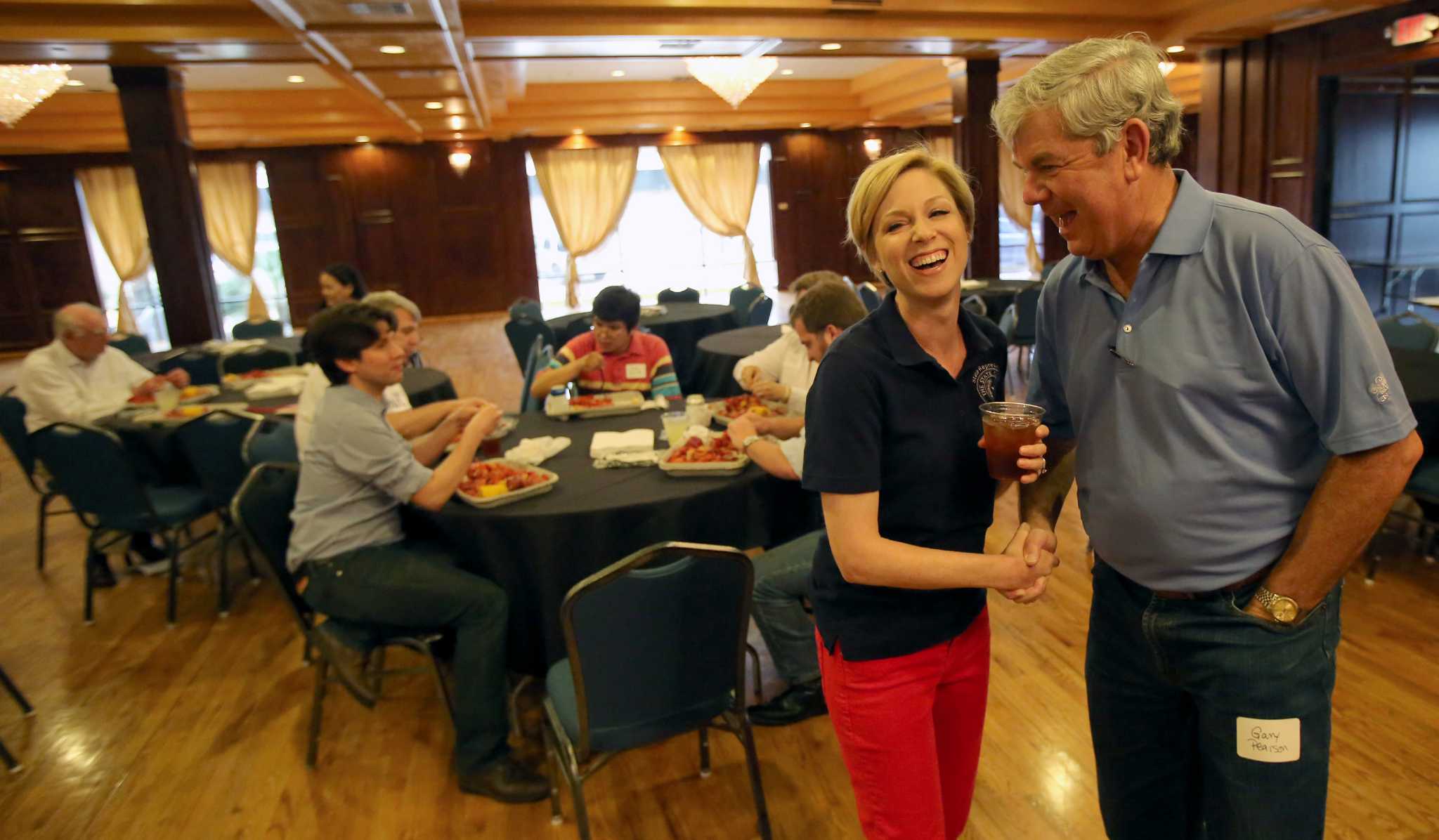 Hopefuls get cozy in closing pitches