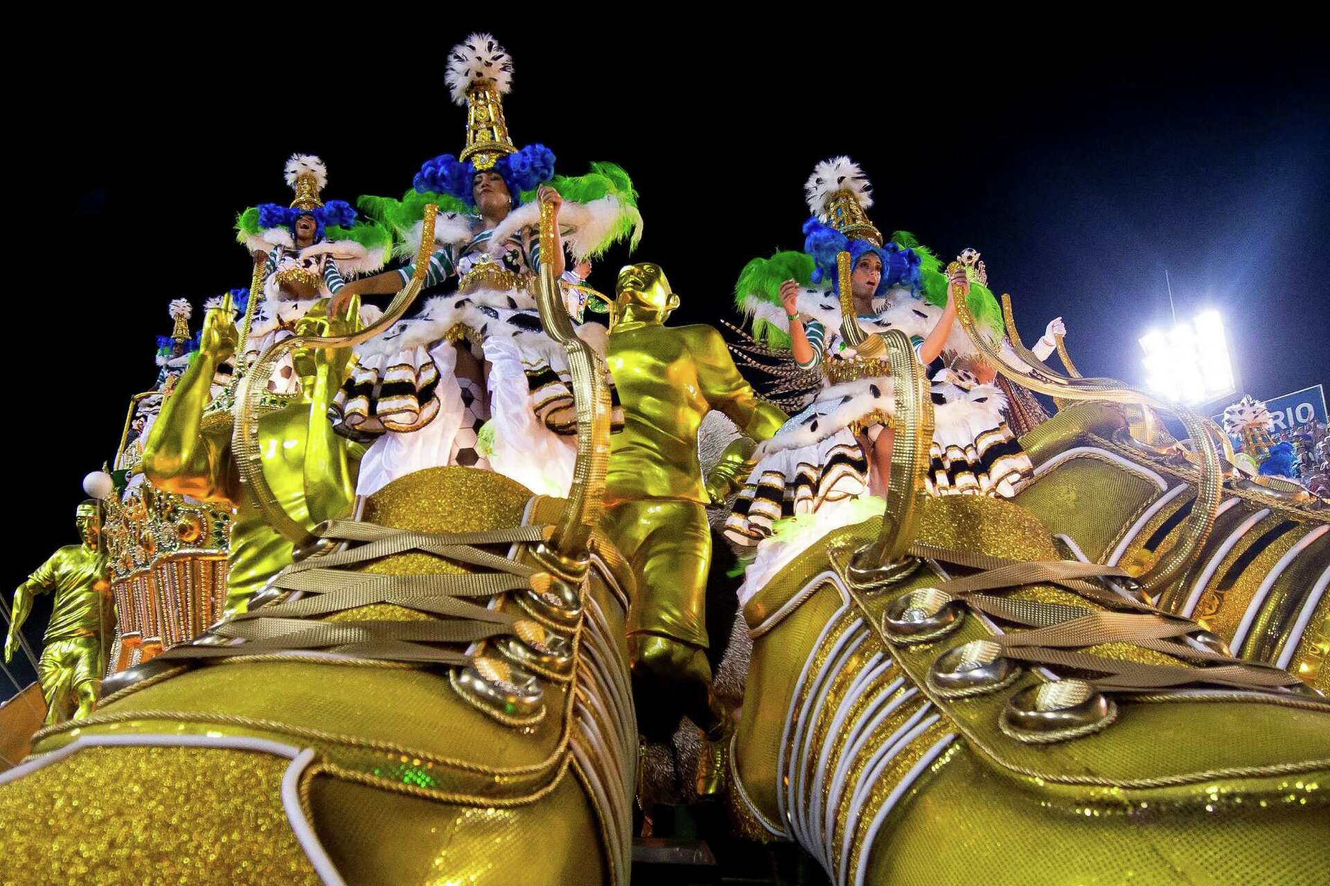 Carnival 2014: Parade of madness, magic and skin begins