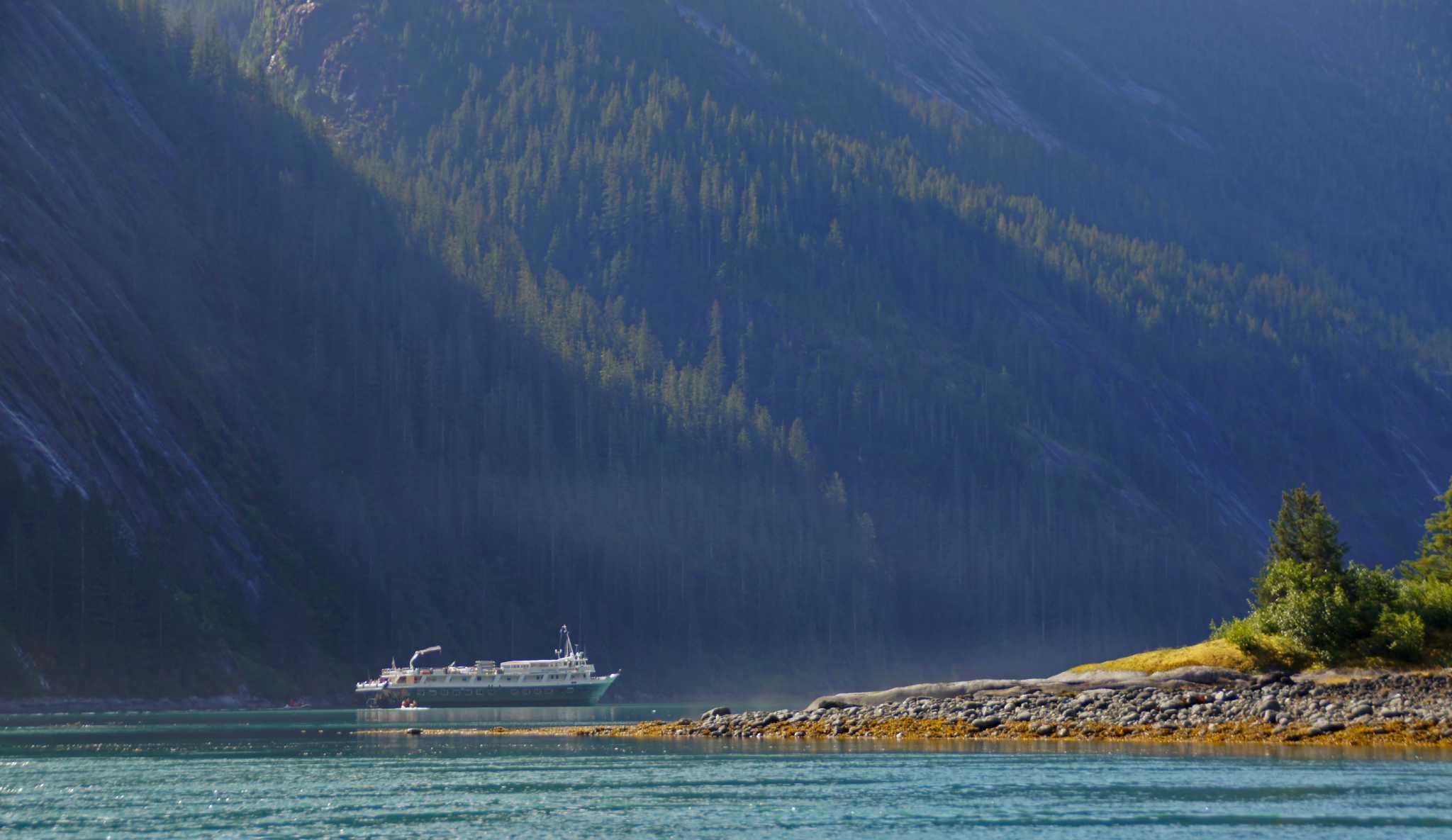 Small expedition boats in Alaska: pros and cons