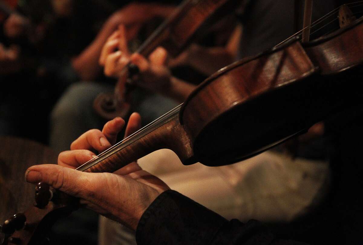 At Bay Area jams, fiddles reign supreme