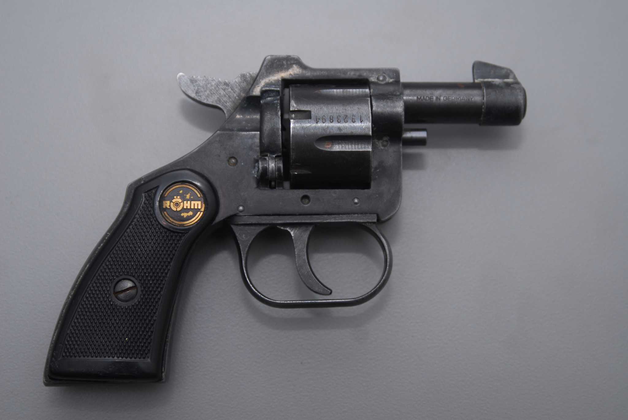 Cops: Man tossed gun during chase