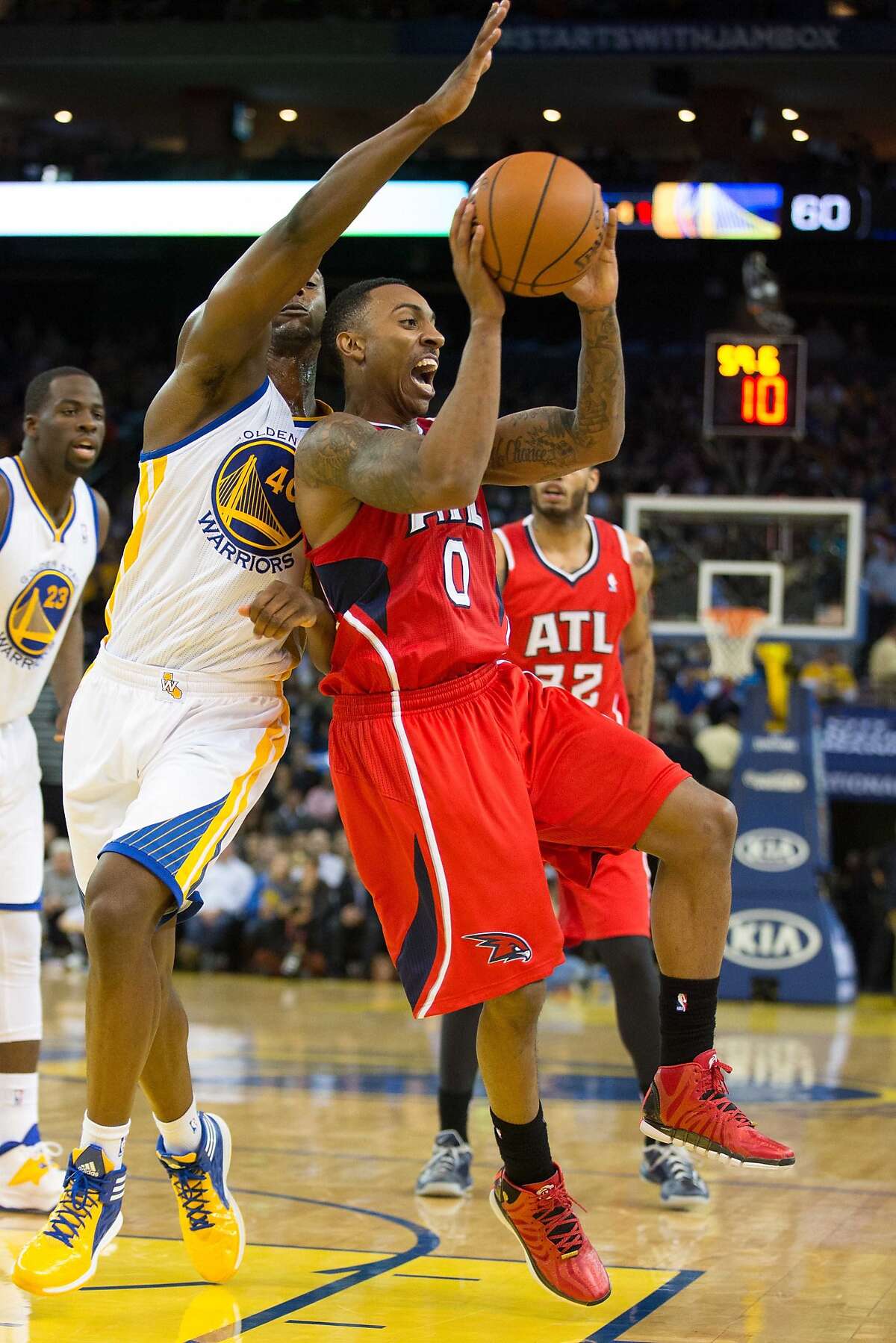 Warriors bring road focus to home win, but Thompson injured