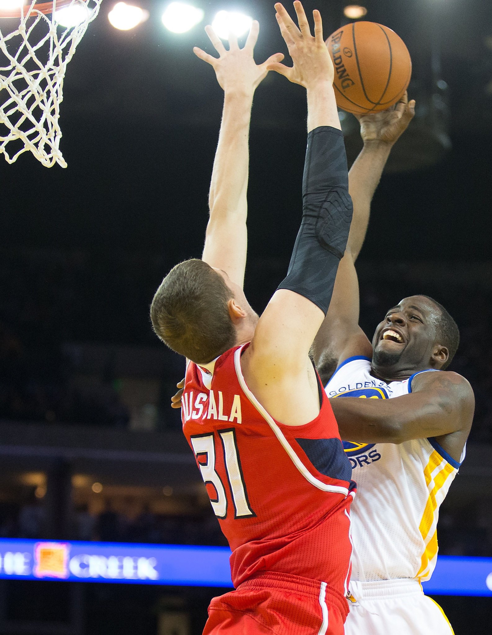 Warriors bring road focus to home win, but Thompson injured