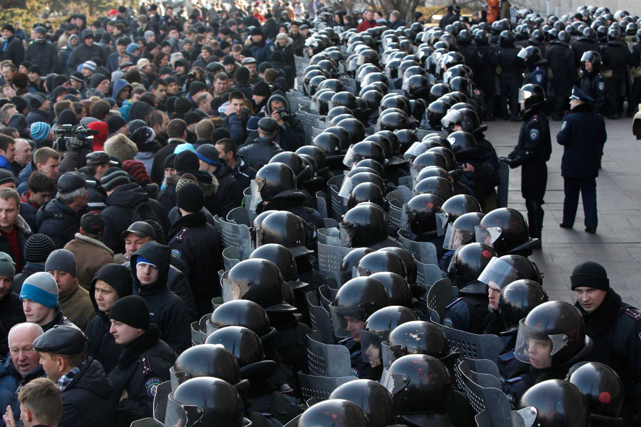 Putin defends separatist drive in Crimea