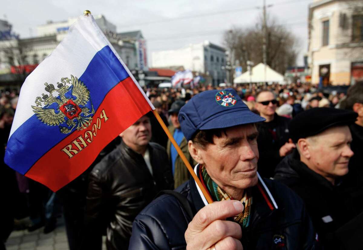 Putin defends separatist drive in Crimea