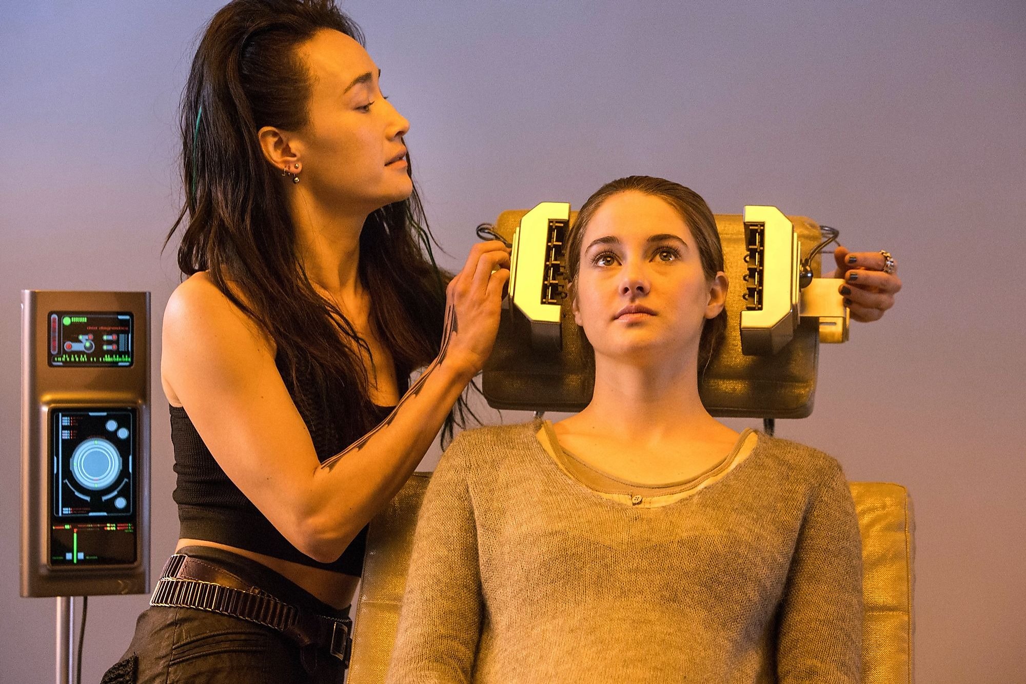 'Divergent' cast is youthful, but offers strong women