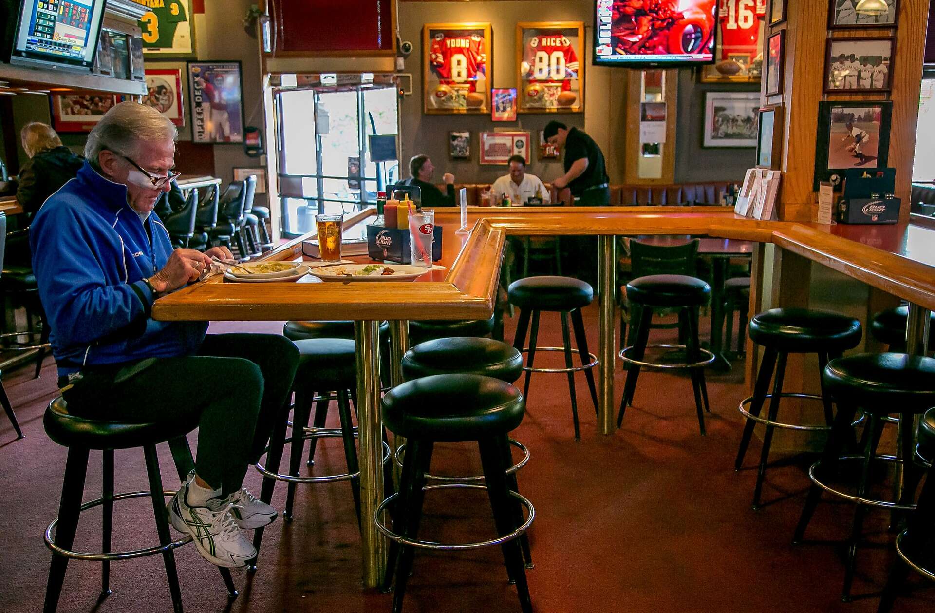 American Bull Sports Bar & Grill: 20 hot sandwich options