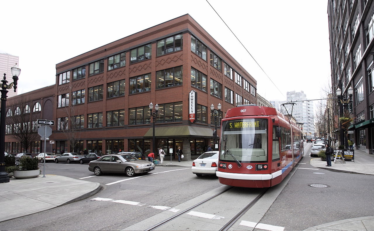 Outpouring of online orders restores 100 jobs at Powell's in Portland