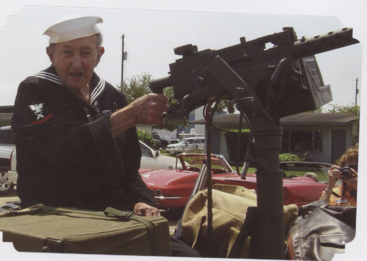 Houston's WWII sailor in famous kissing photo dies at 86