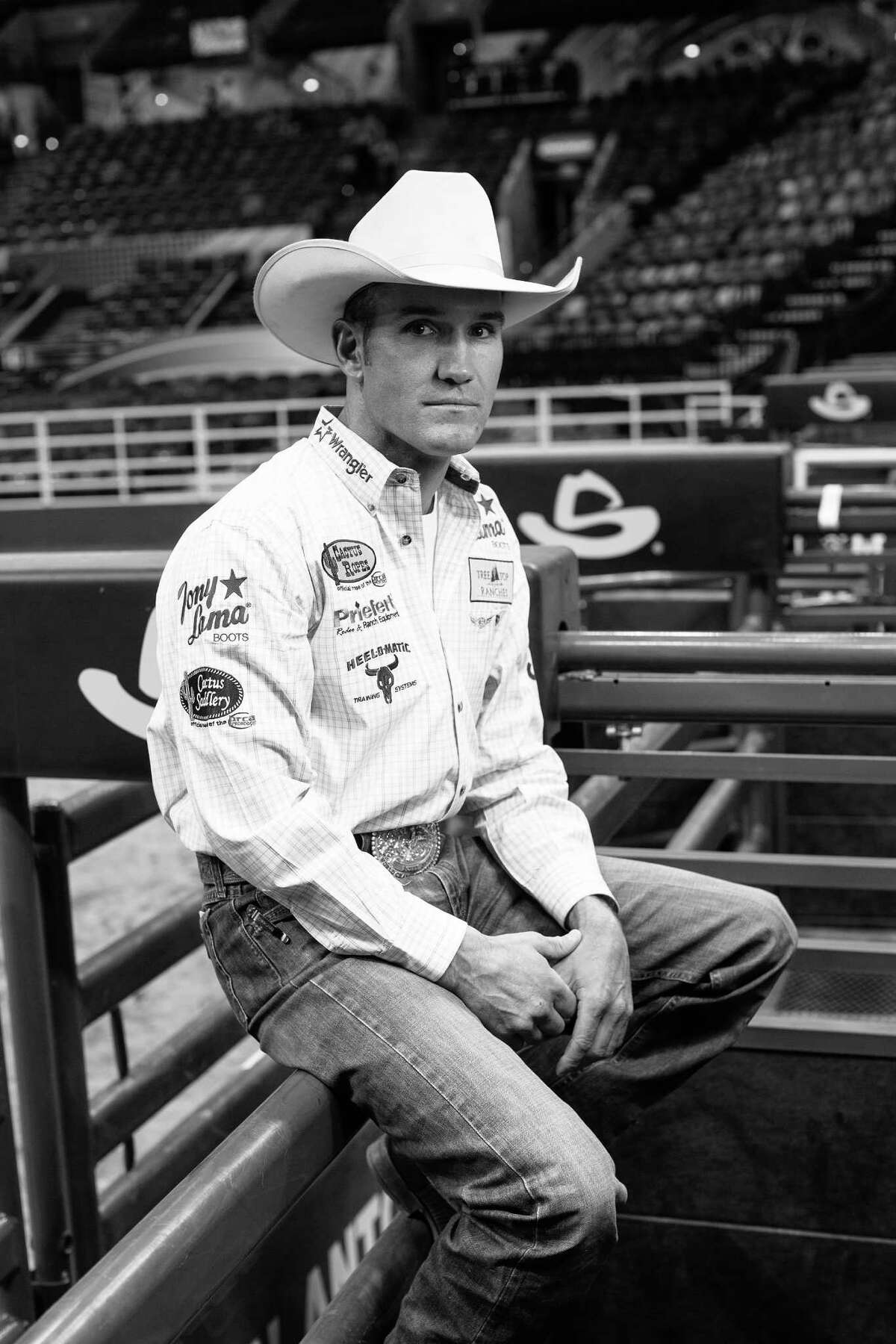 Bareback rider Bobby Mote bucks the perils and hangs on for glory