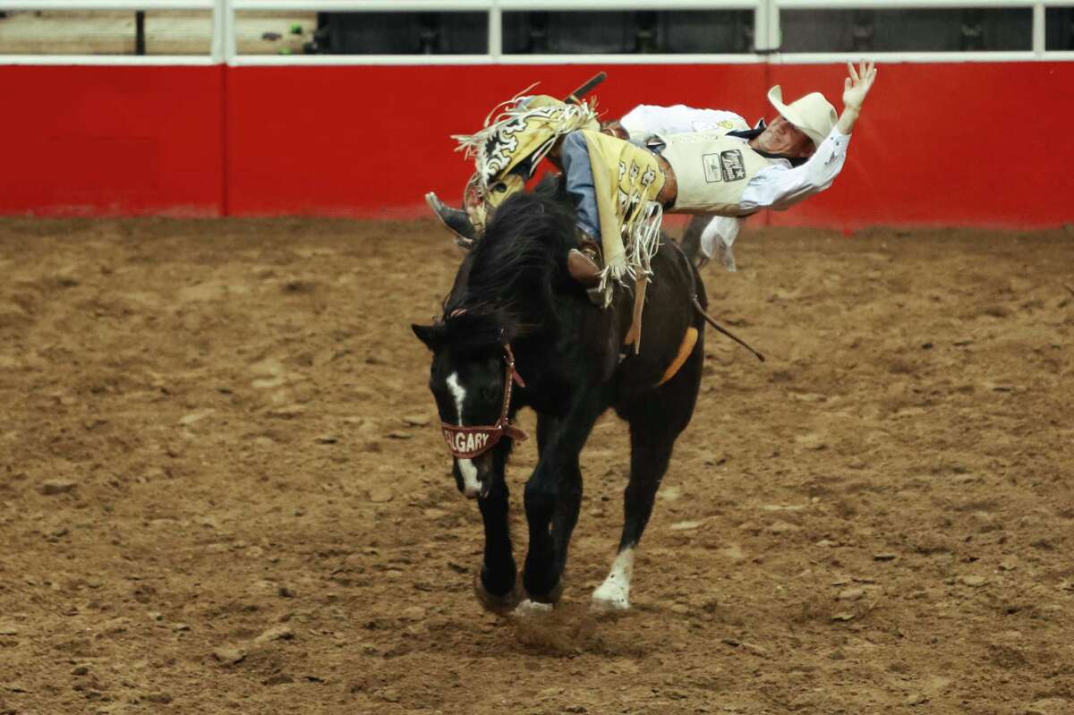 Bareback rider Bobby Mote bucks the perils and hangs on for glory