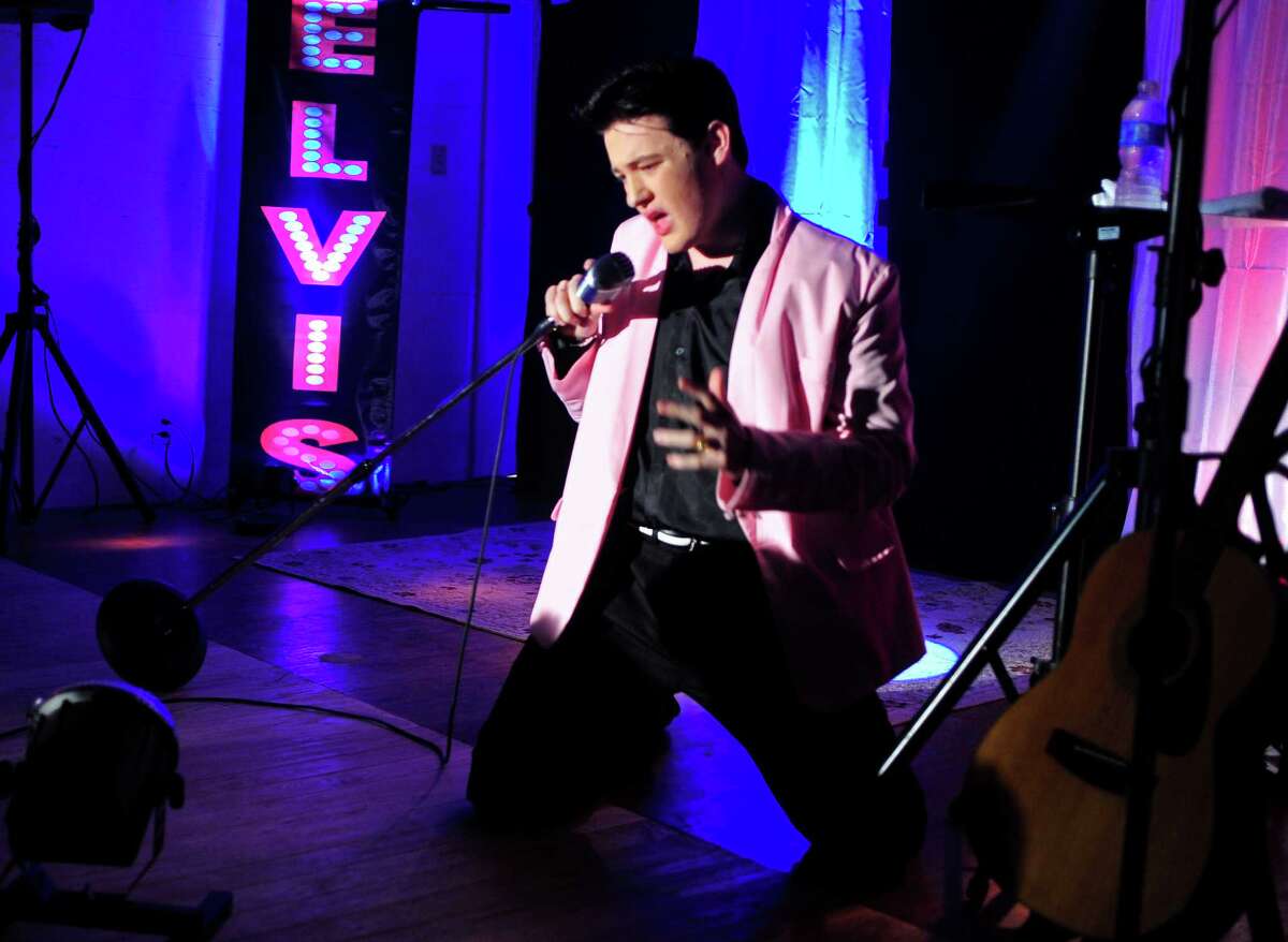 'Elvis' performs in Kountze