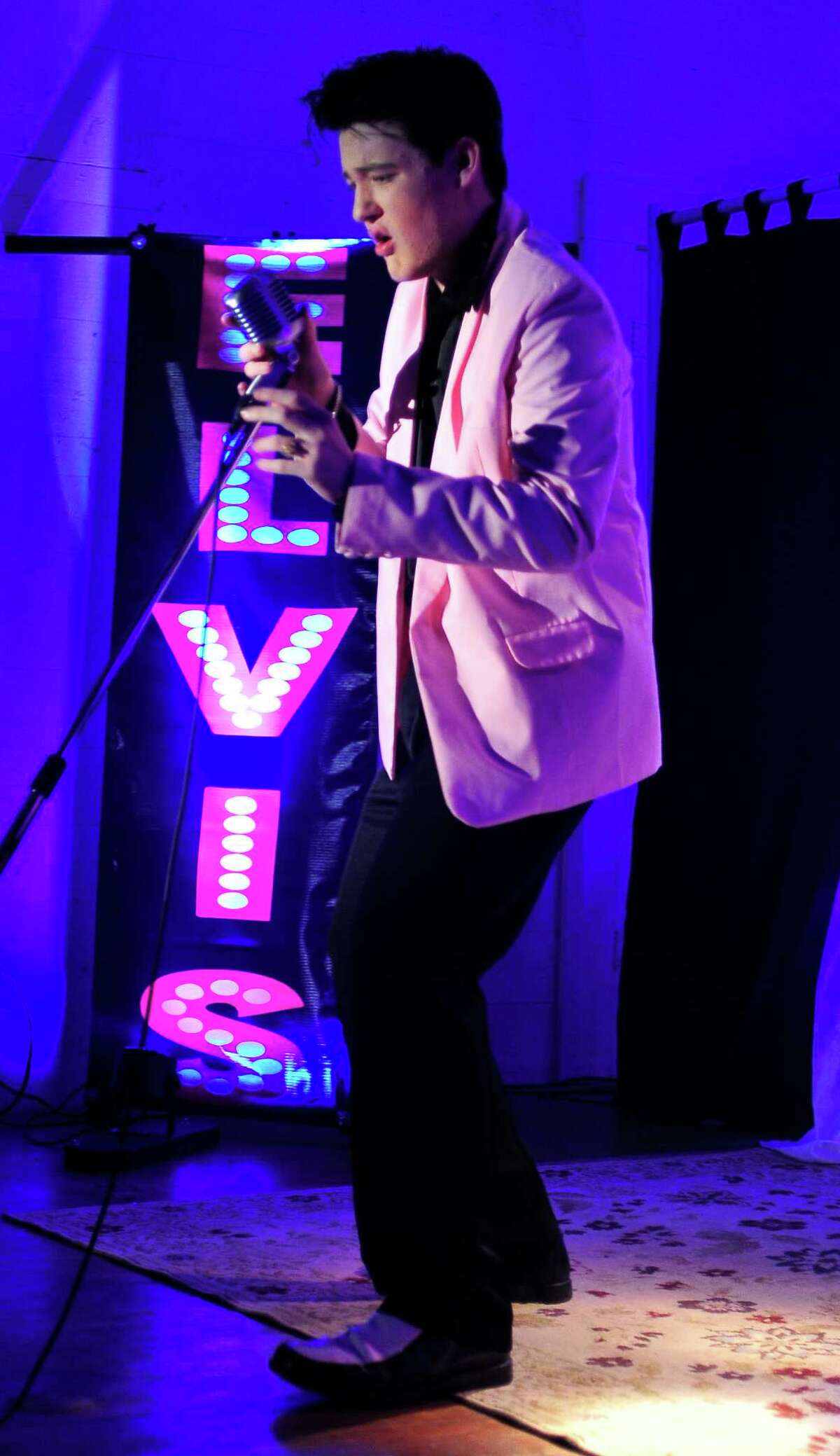 'Elvis' performs in Kountze