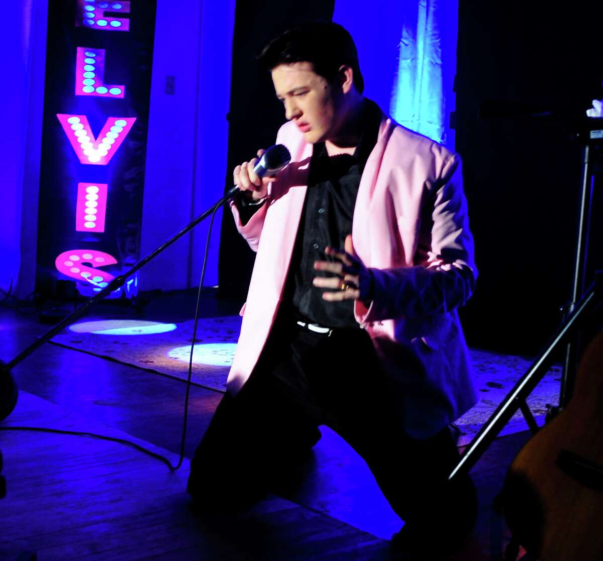 'Elvis' performs in Kountze