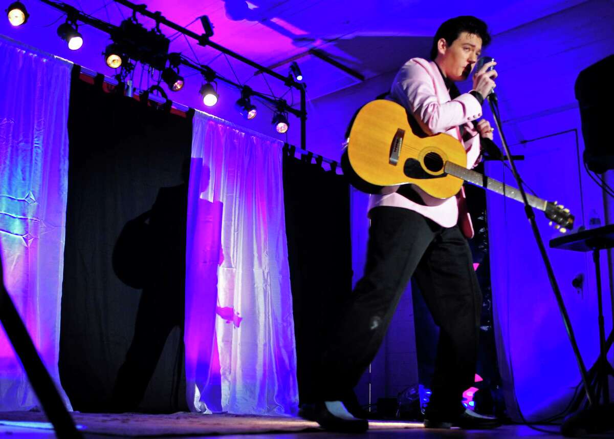 'Elvis' performs in Kountze