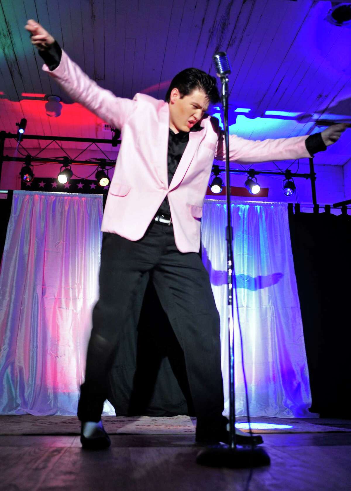'Elvis' performs in Kountze
