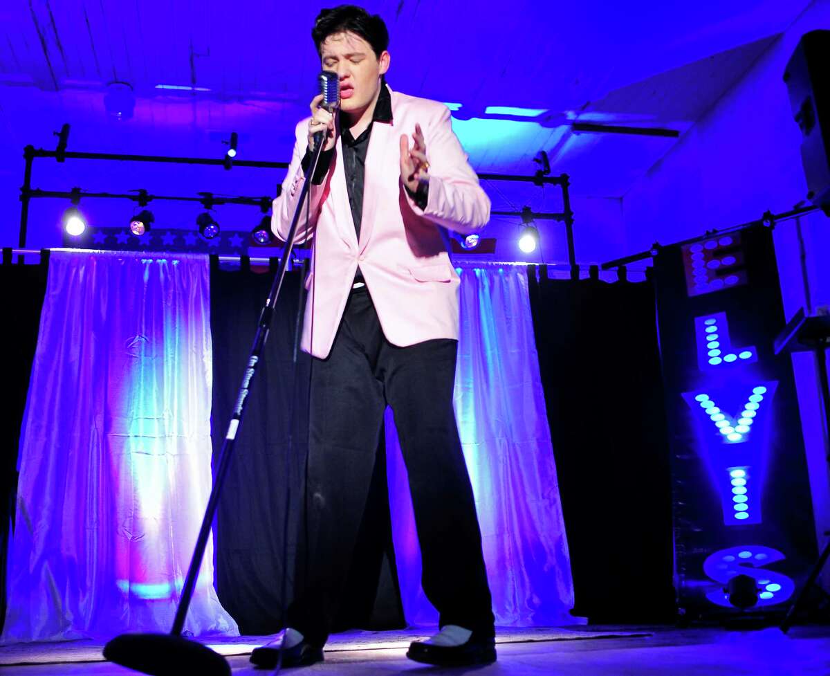 'Elvis' performs in Kountze