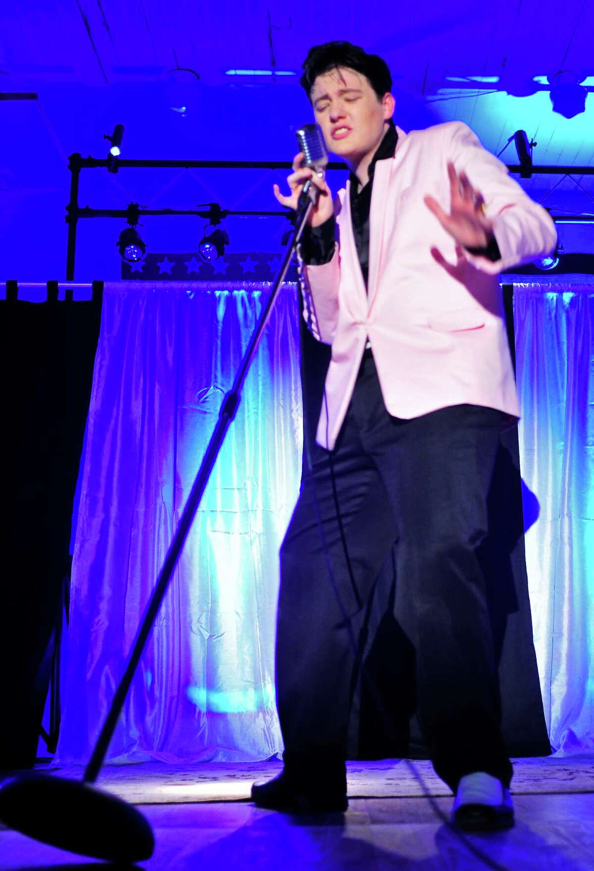 'Elvis' performs in Kountze