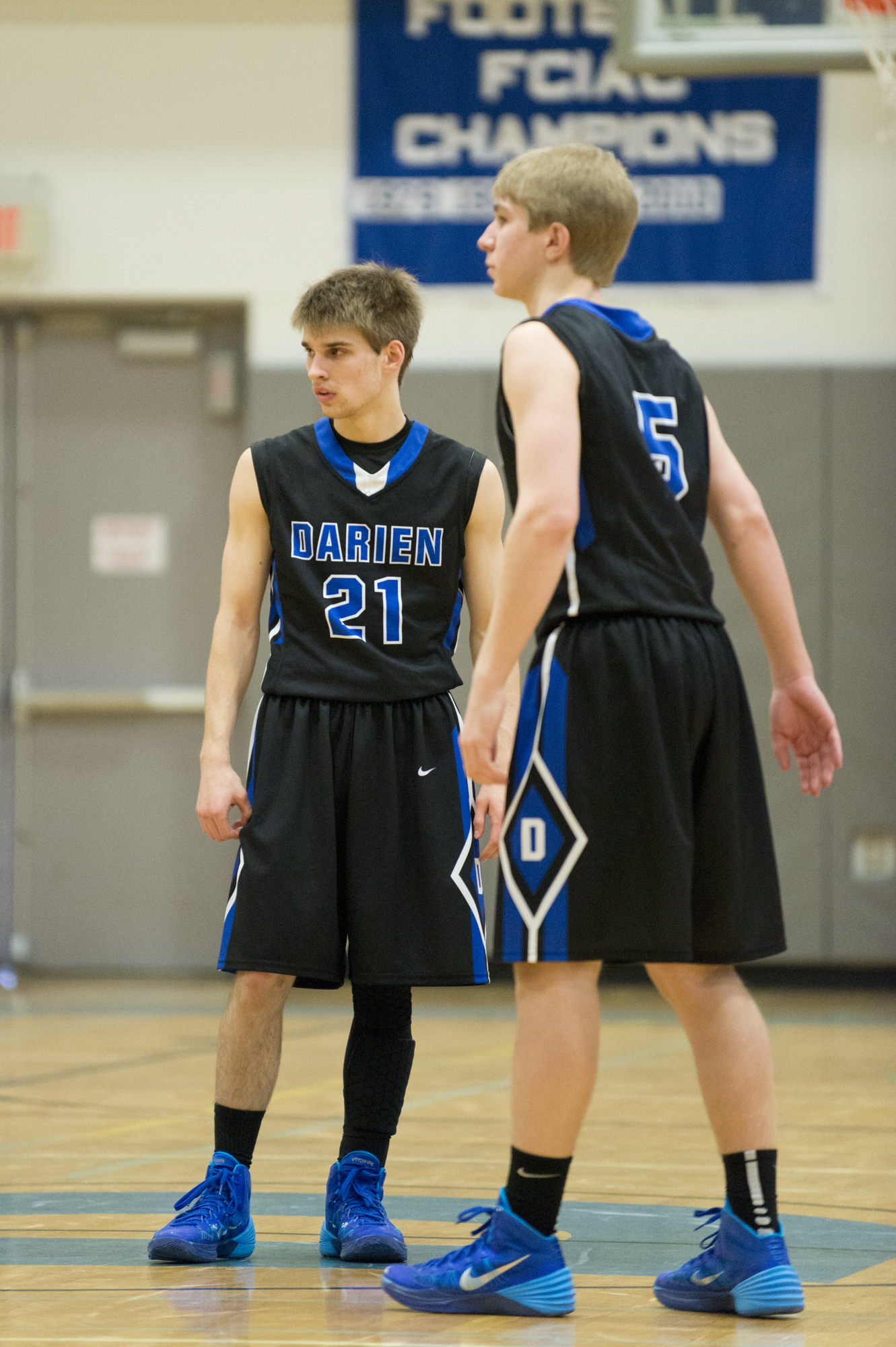 Darien loses at Avon in Class L basketball
