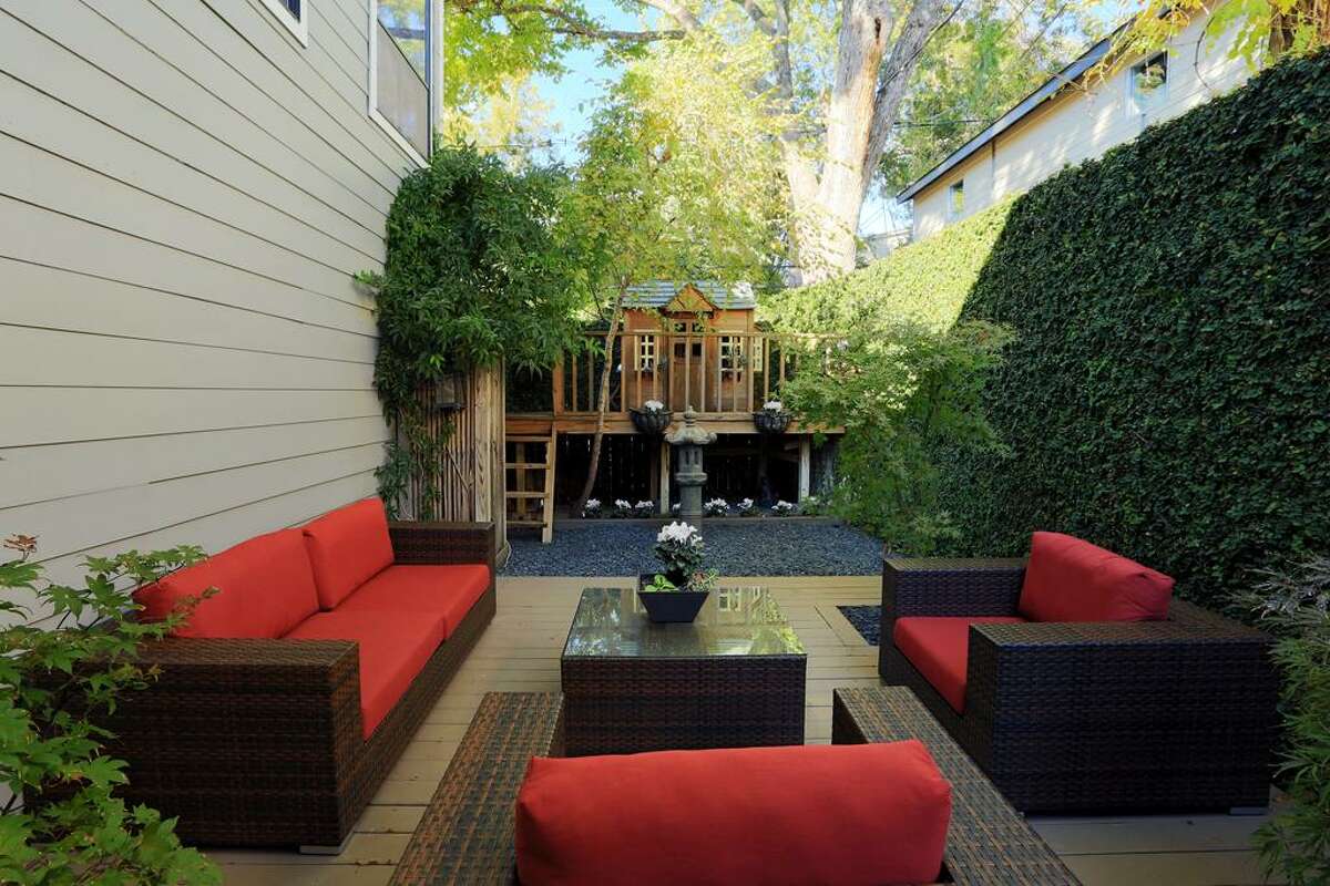 Houses with courtyards around town, by price