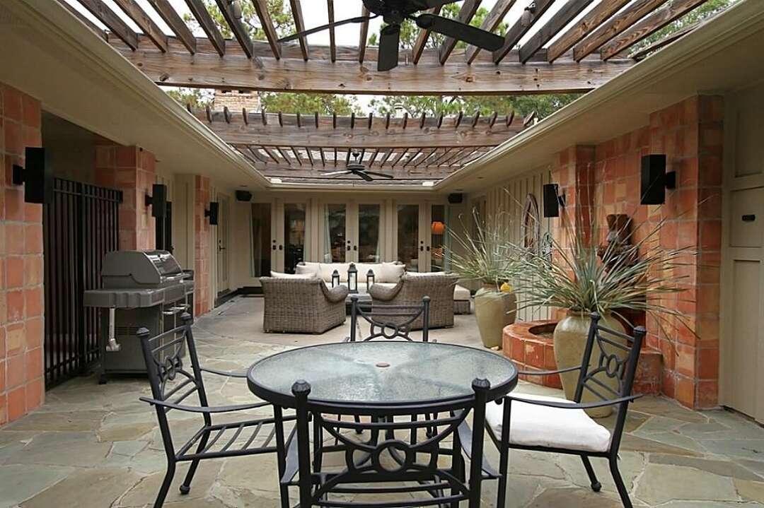 Houses with courtyards around town, by price