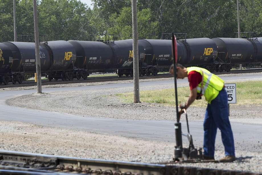 Lots of oil in rail tank cars about to be coming to Bay Area - SFGate
