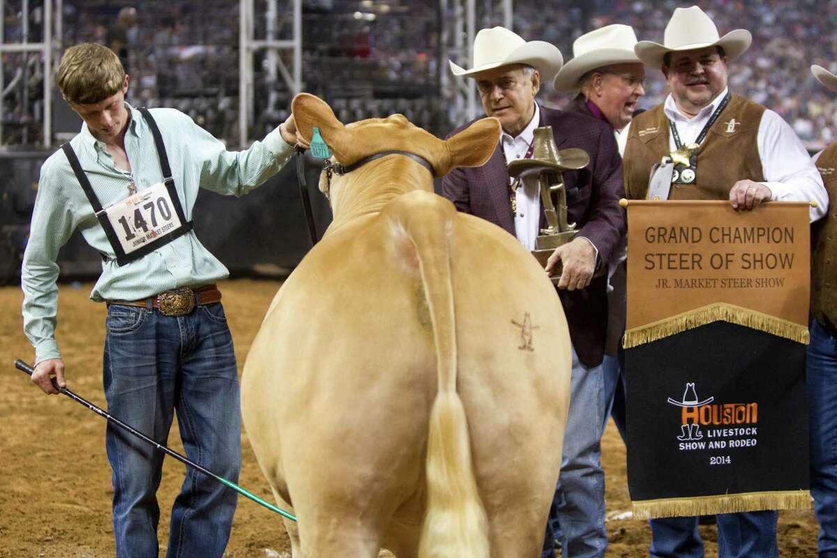 Stanton teen's top steer draws $400K at rodeo auction