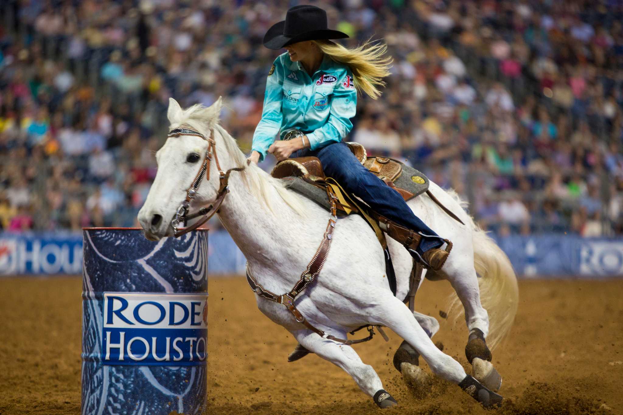 Barrel racer Bass paces field at RodeoHouston