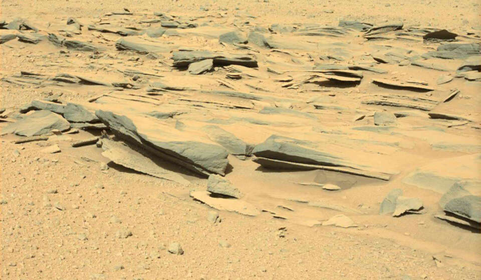 Blogger claims to see statue in background of new photo from Mars rover