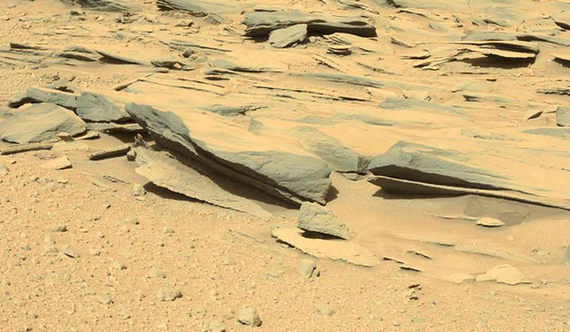 Blogger claims to see statue in background of new photo from Mars rover