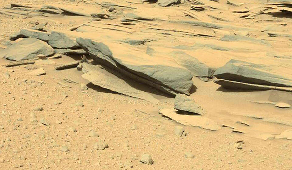 Blogger claims to see statue in background of new photo from Mars rover