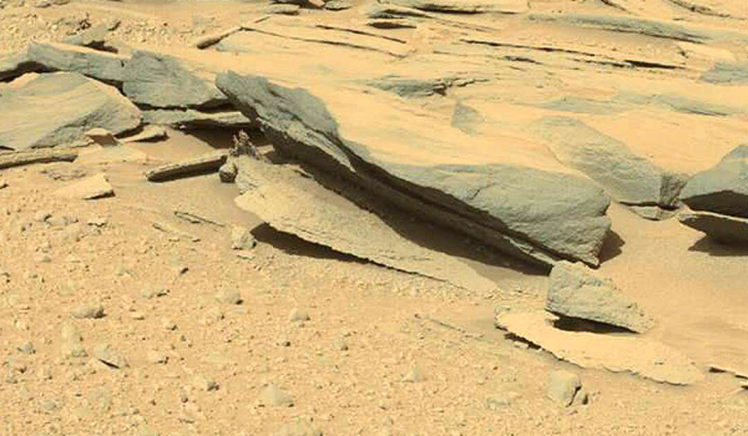 Blogger claims to see statue in background of new photo from Mars rover