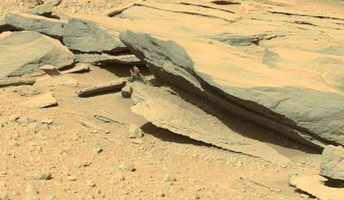 Blogger claims to see statue in background of new photo from Mars rover