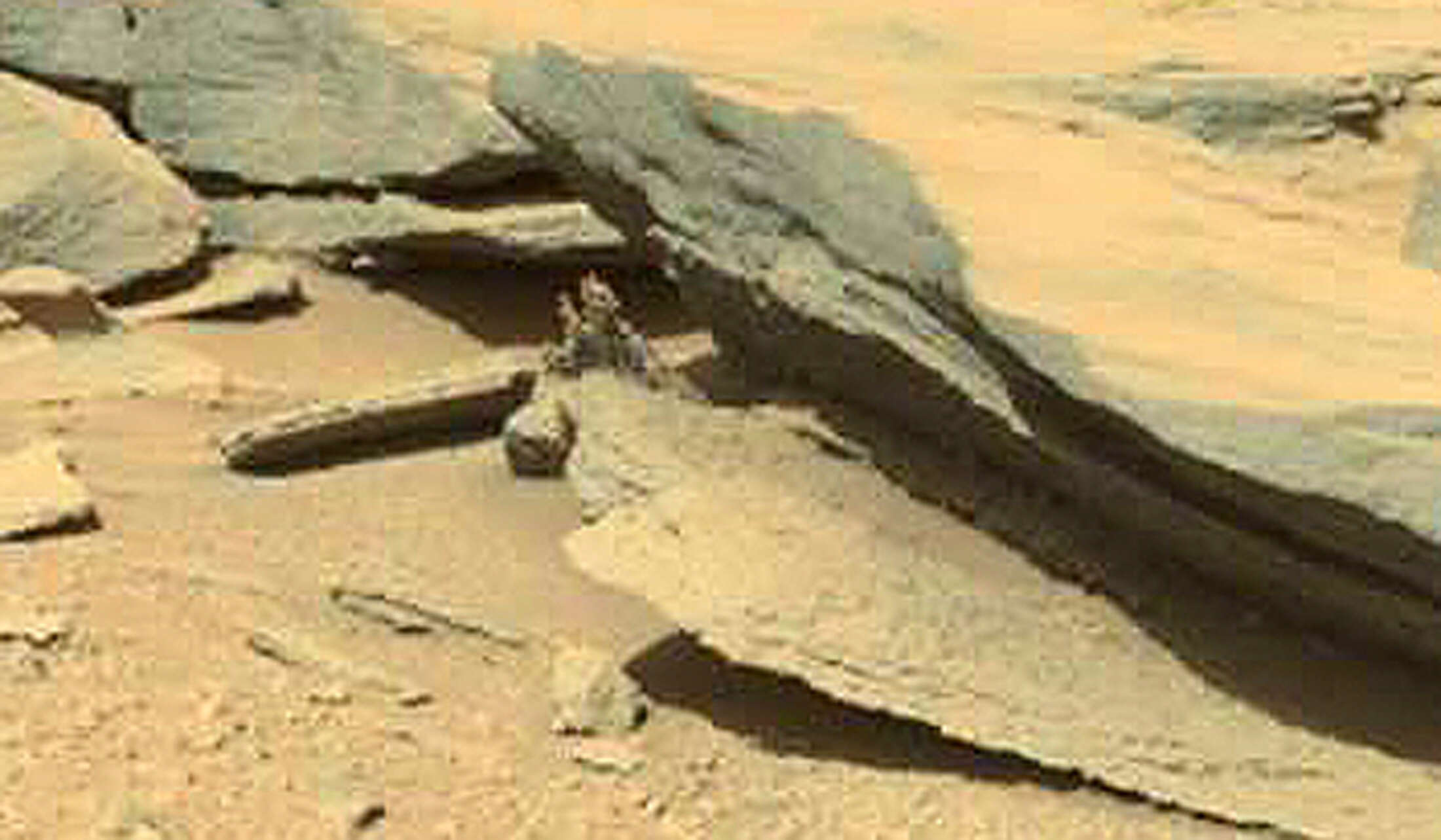 Blogger claims to see statue in background of new photo from Mars rover