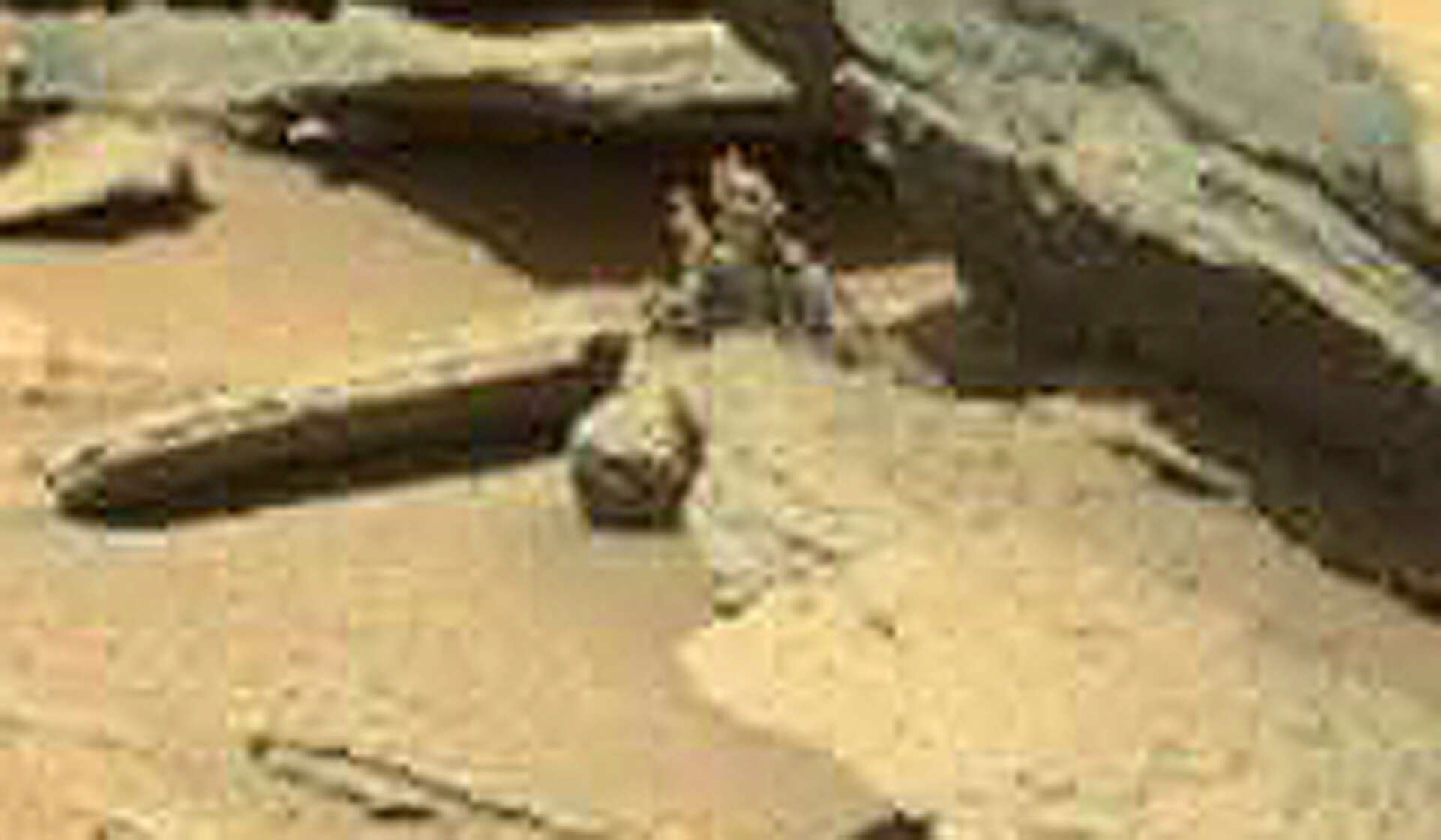 Blogger claims to see statue in background of new photo from Mars rover