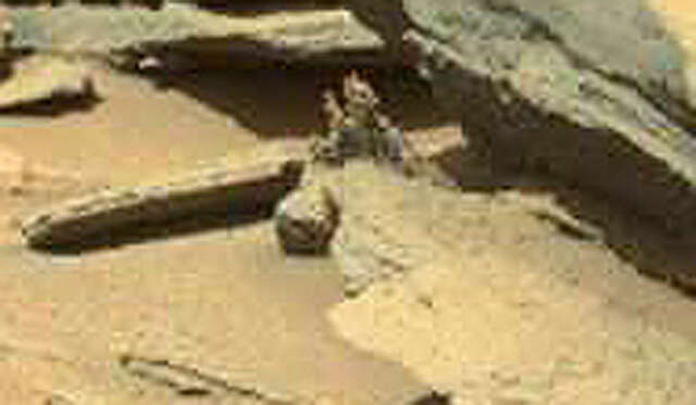 Blogger claims to see statue in background of new photo from Mars rover