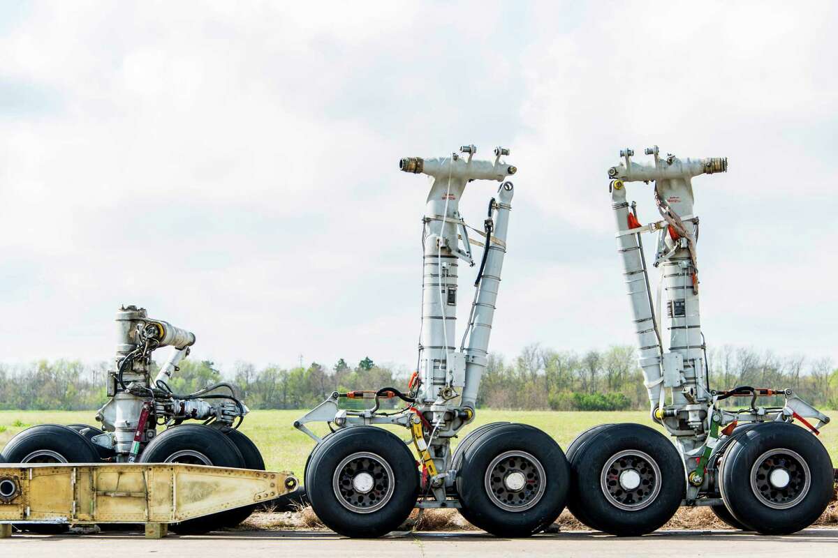 Shuttle replica makes final landing atop 747 at Space Center Houston