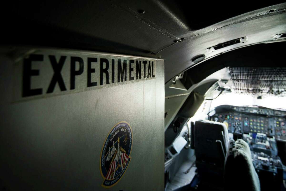 Shuttle replica makes final landing atop 747 at Space Center Houston