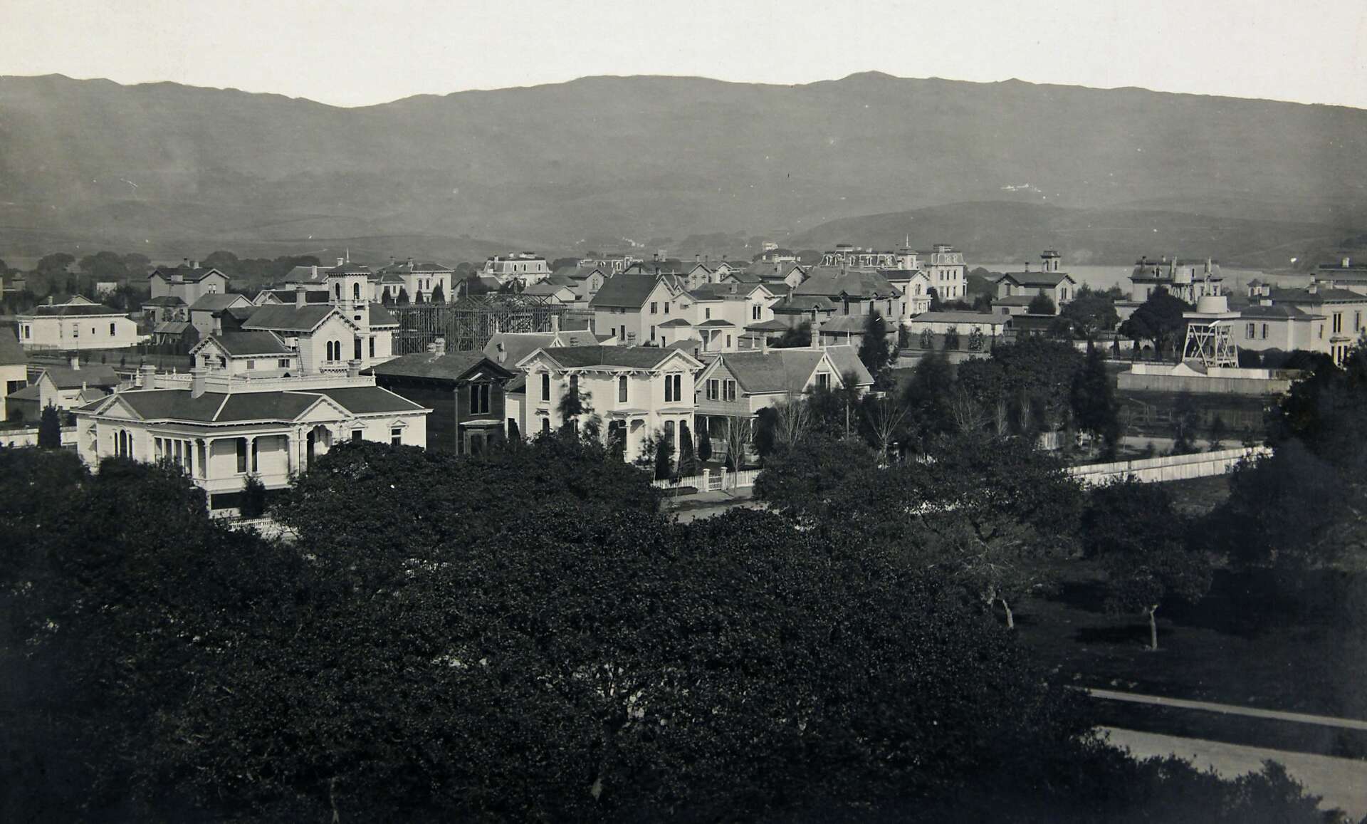 Oakland location makes history, along with dinner