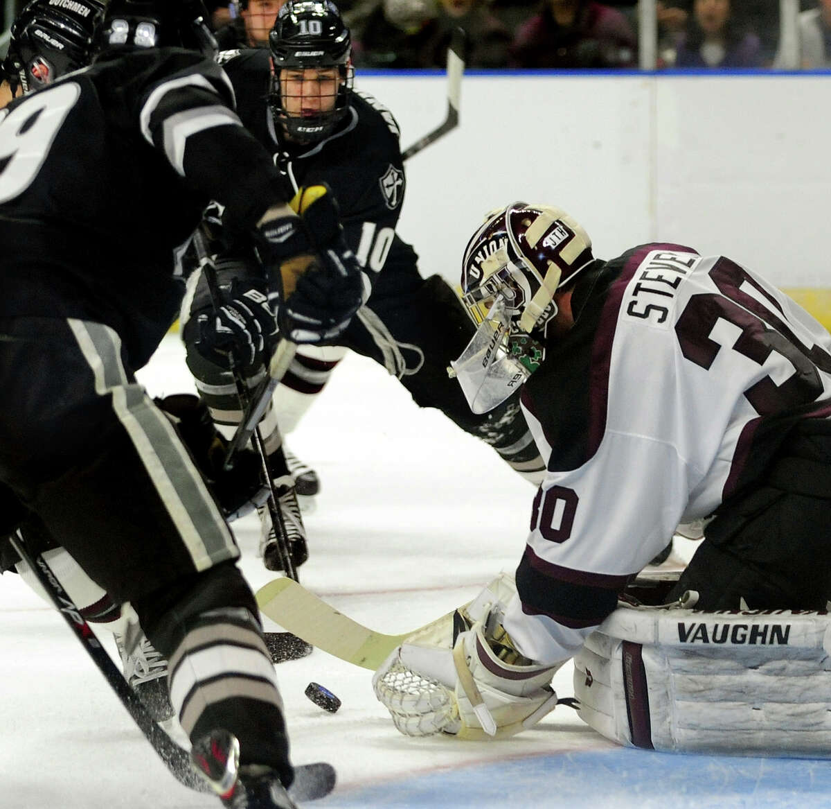 Union feels at home in Bridgeport, advancing again to Frozen Four