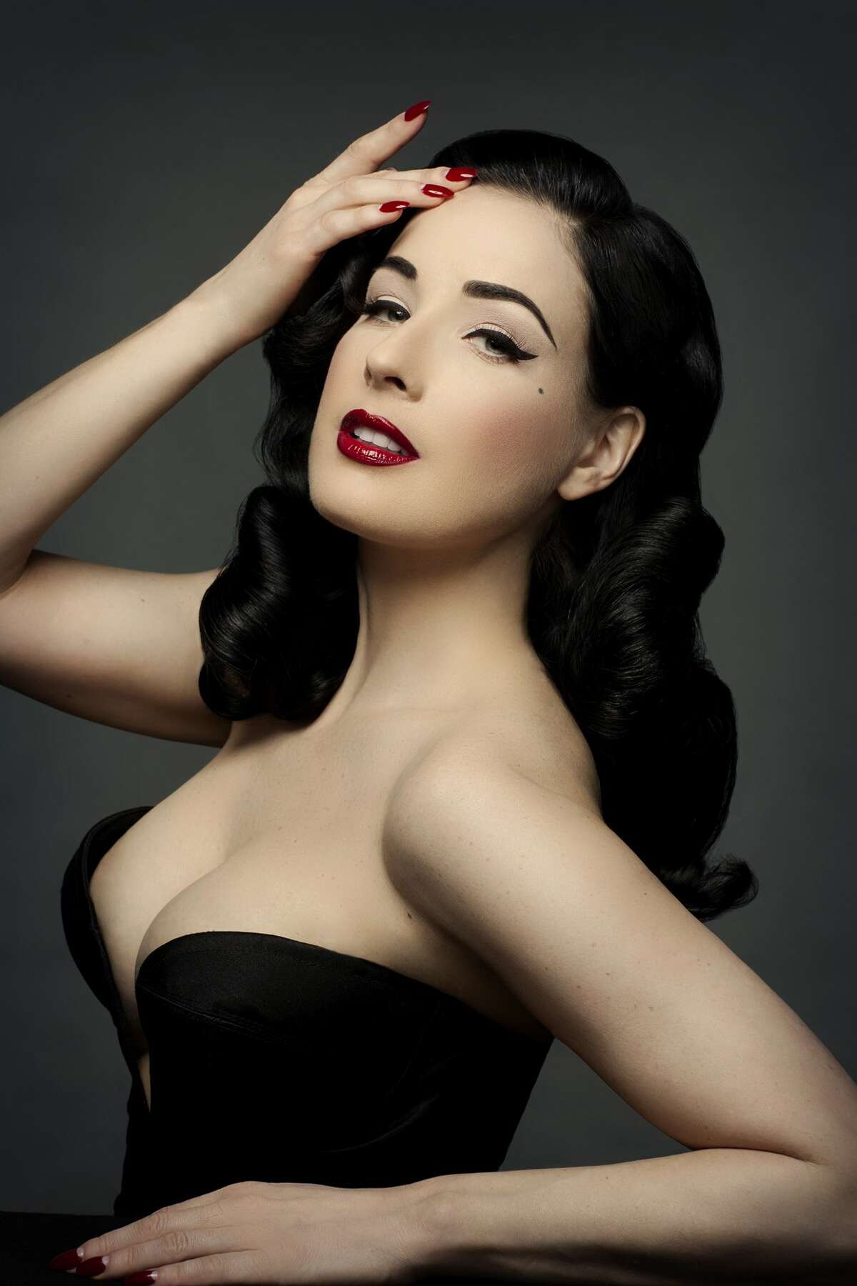 Burlesque Star Sees End Of Tassel Twirling Days 6511