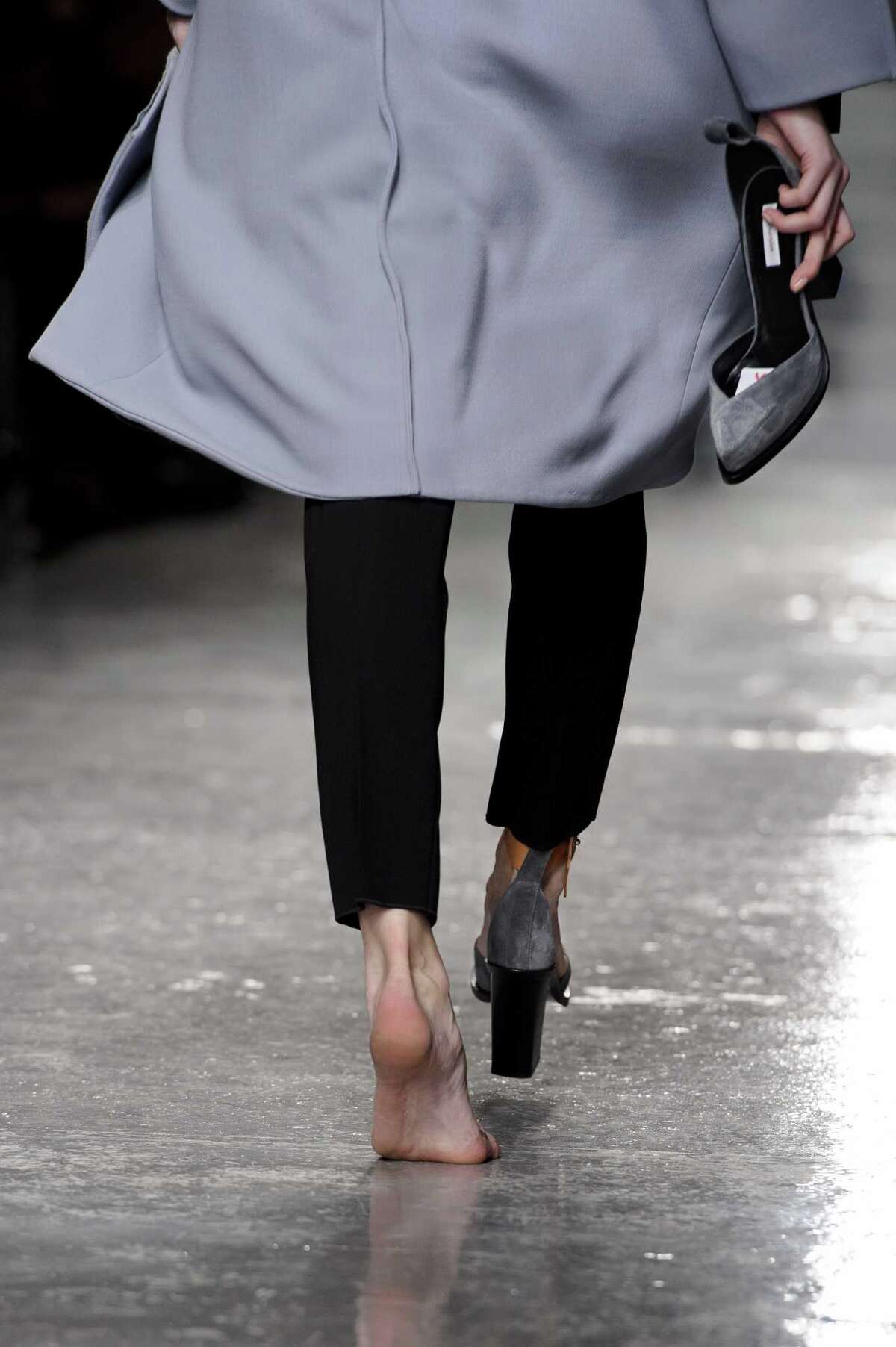 Three models fall on the runway during China Fashion Week