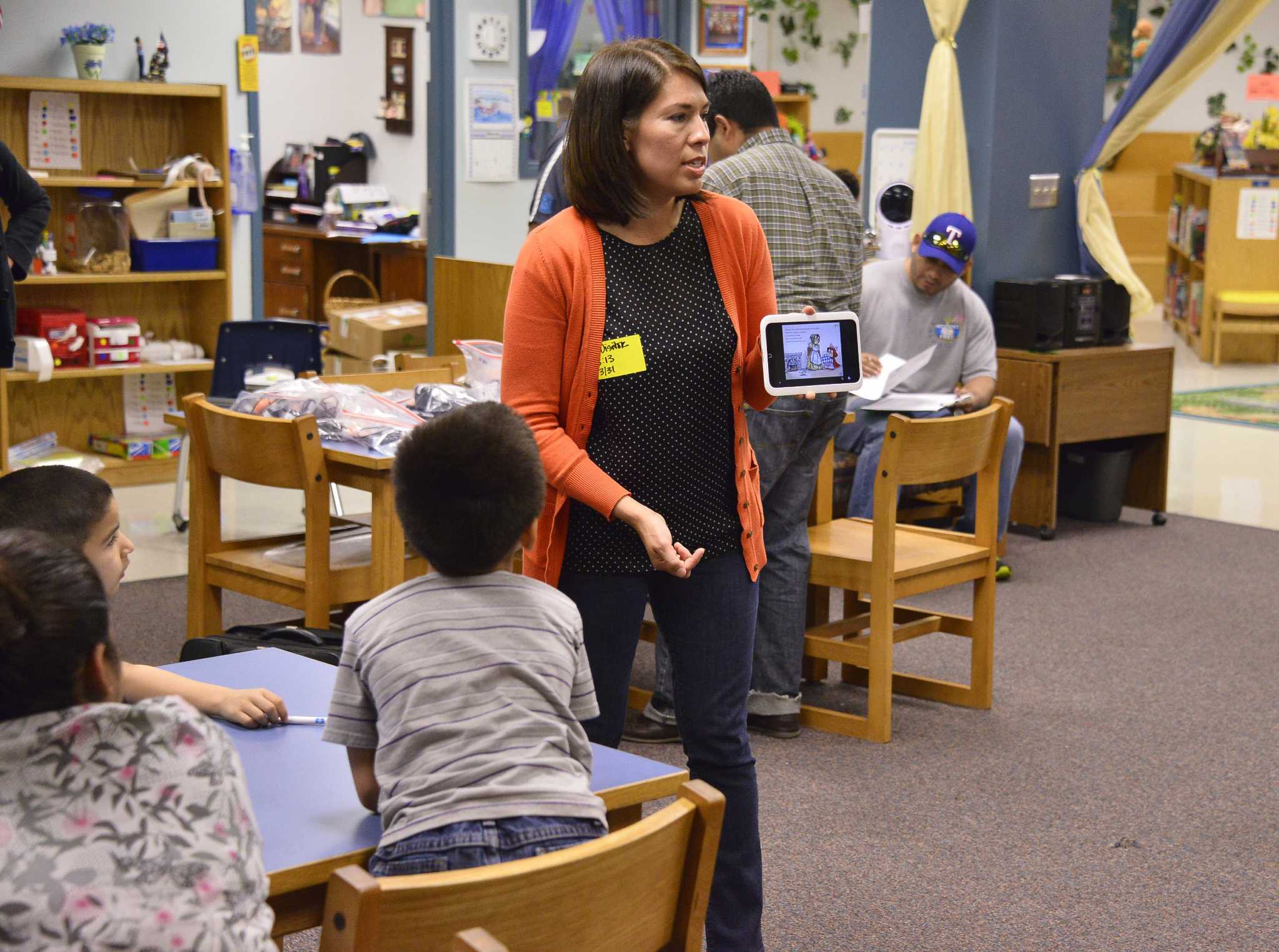 Carroll Bell students get free E-readers