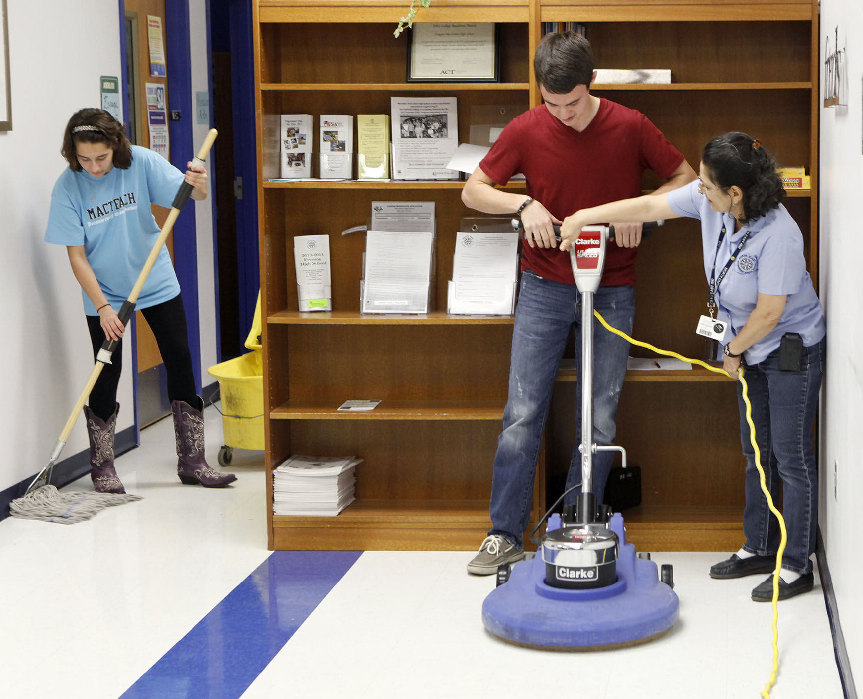 MacArthur students cleaning up
