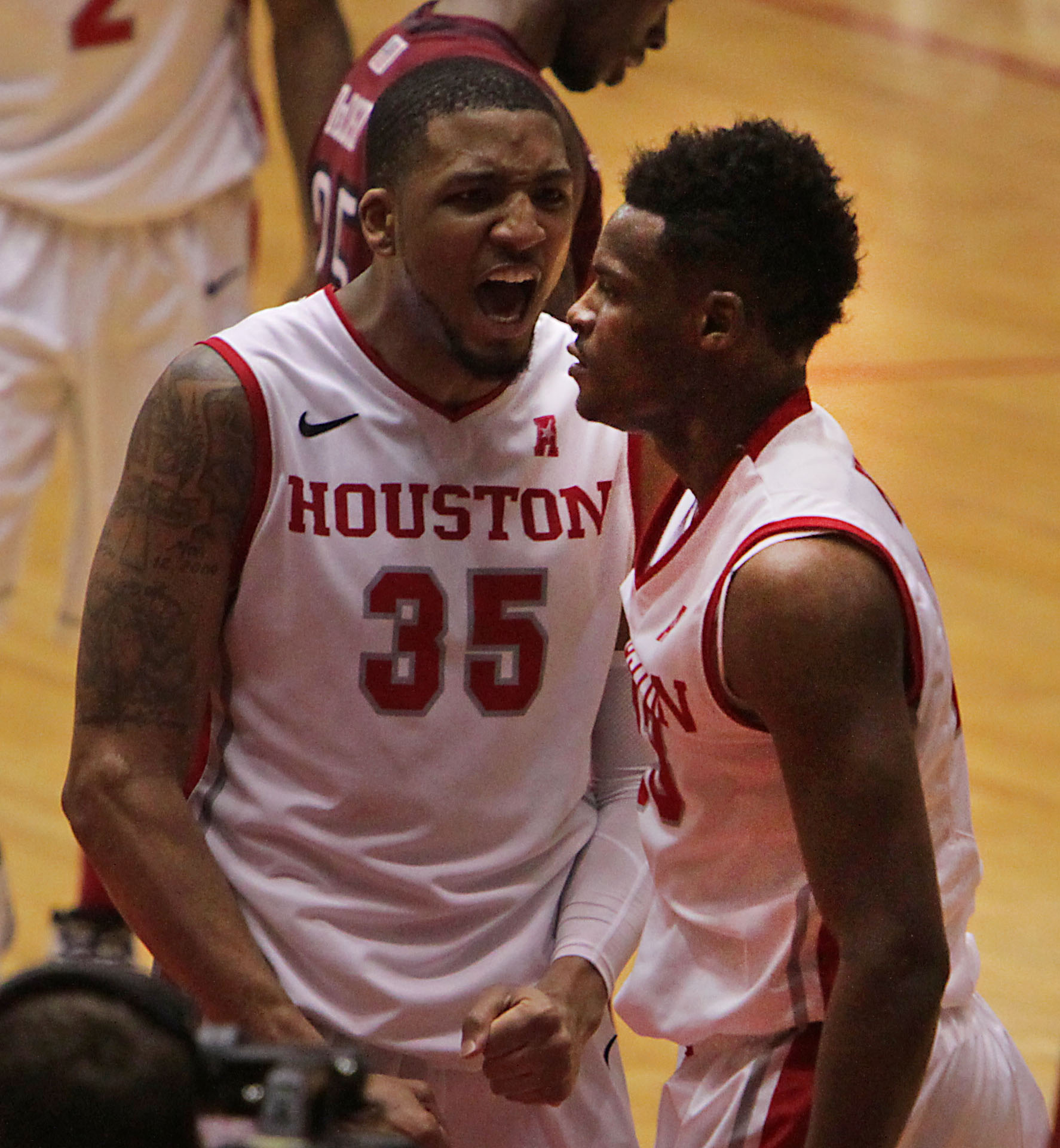 Top UH basketball players House, Thomas seek transfers